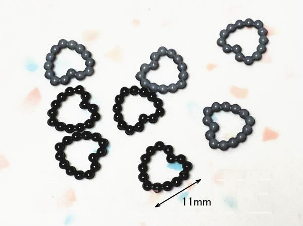 約11mmパール風ハートモチーフ ブラック 約50個 在庫限りの価格です。 プラスチックパール バリがございます。ご容赦下さいませ。約50個の価格です。大きさは約11mmです。片面着色です。 3