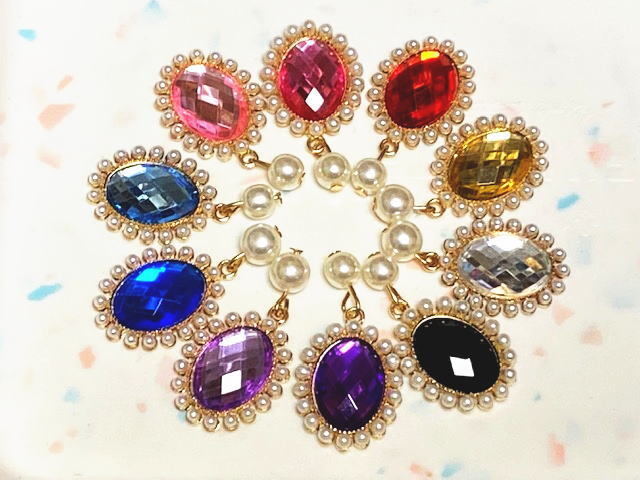 【デコパーツ】40x20mm アクリル＆パールの装飾モチーフ　1個 センターパーツ 綺麗なアクセサリーパーツ プラスチックパール装飾タイプ アクリルの表面には多少の傷や汚れがある場合もございますがひどいものは除いております。オーバルアクリル...