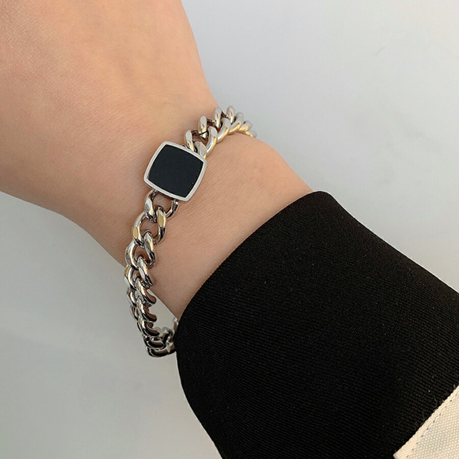 アイテム説明 商品説明 程よい太さのチェーンが目を引くデザイン。 重さもなくストレスもありません 高見えするオニキスのチャームがポイントです。 素材 サージカルステンレス （k18コーティング）中国製 カラー シルバー,ゴールド サイズ ［...