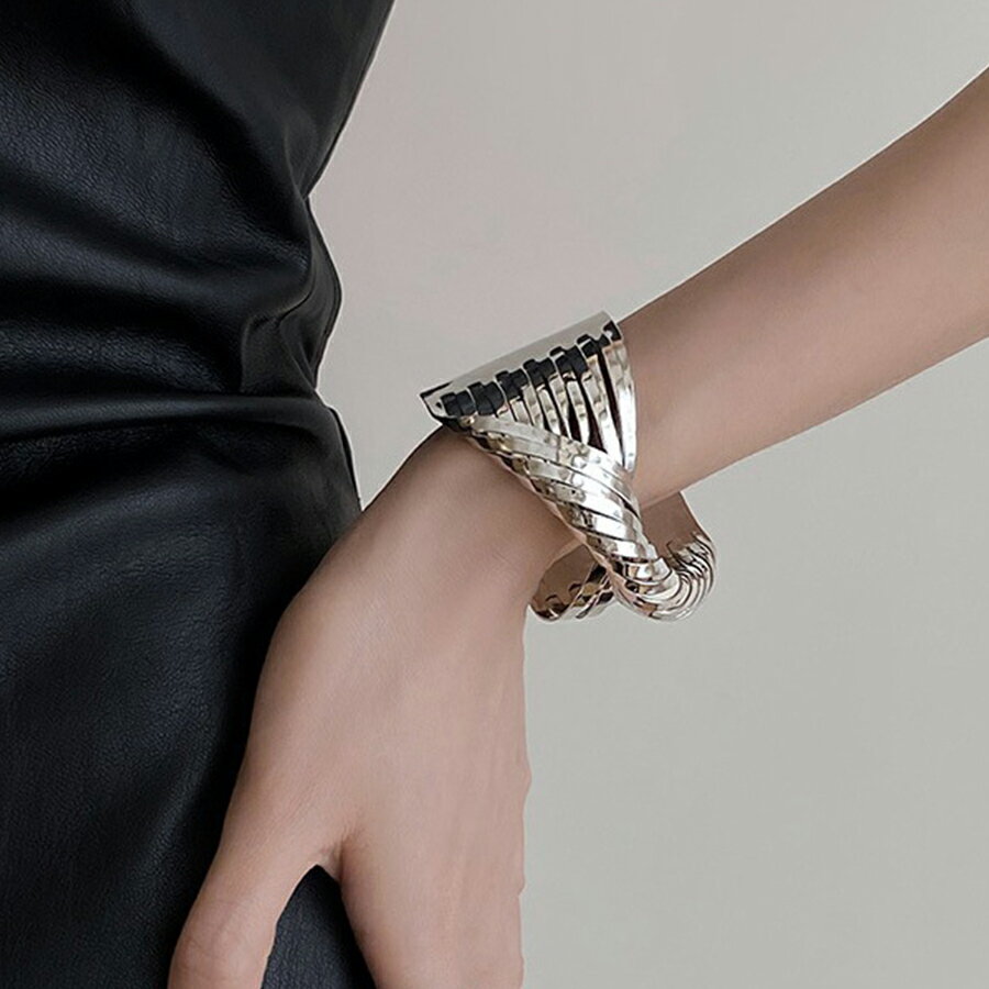 アイテム説明 商品説明 コーデのアクセントになるデザインバングル。 存在感抜群です。 素材 合金中国製 カラー シルバー サイズ ［FREE］ 幅：全体：4.2cm 手首周り：14.5cm～ ※サイズは全てスタッフが平置きで採寸しております...