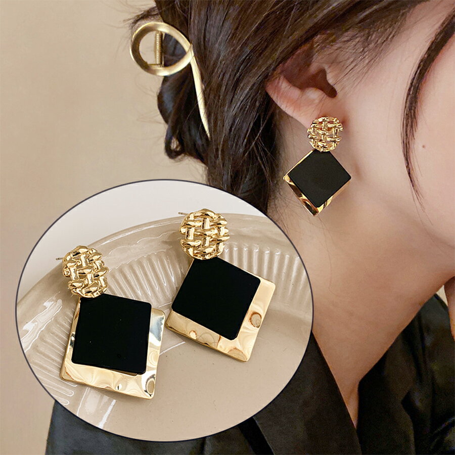 アイテム説明 商品説明 ヴィンテージ感のあるプレートピアス 程良い大きさとゴールドのフレームがお洒落度を増してくれます。 存在感抜群のアイテムです。 素材 合金,ポスト部分:S925中国製 カラー ブラック×ゴールド サイズ ［FREE］ ...