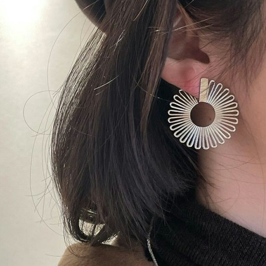 アイテム説明 商品説明 1つで存在感があるのでコーデのアクセントにも◎ 普段使いはもちろん、お呼ばれシーンやイベント パーティーシーンにもぴったりです。 素材 合金,ポスト部分:S925中国製 カラー シルバー,ゴールド サイズ ［FREE...