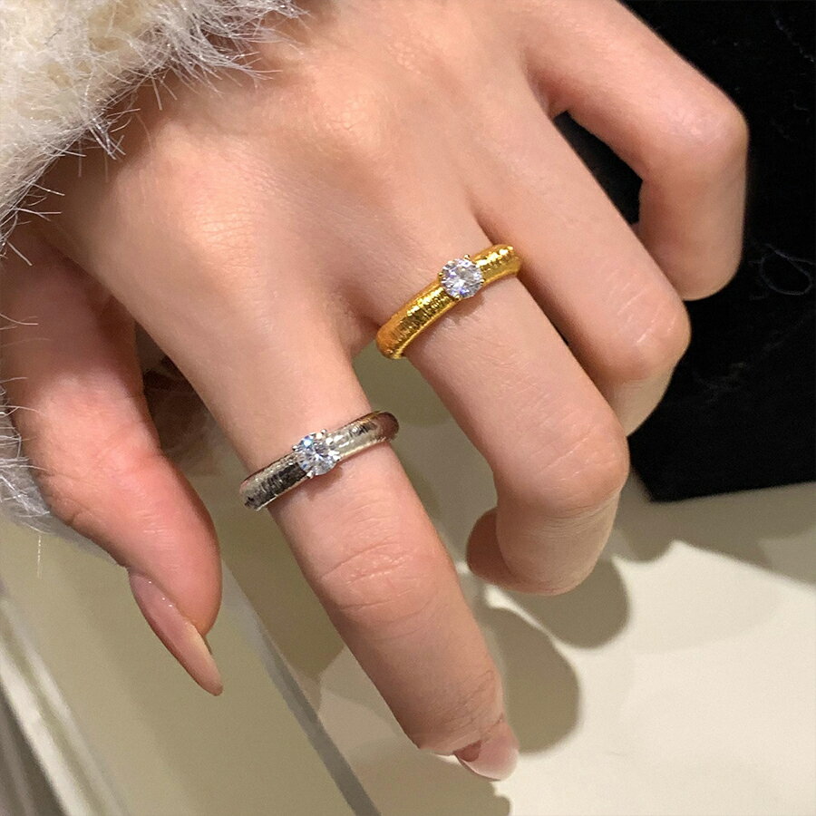 アイテム説明 商品説明 大粒のキュービックジルコニアをセットした上品なデザインです。 これ1つで手元を華やかにし、こなれた印象に！ 素材 合金,ジルコニア中国製 カラー シルバー,ゴールド サイズ ［FREE］ 幅：0.2cm トップ：直径...