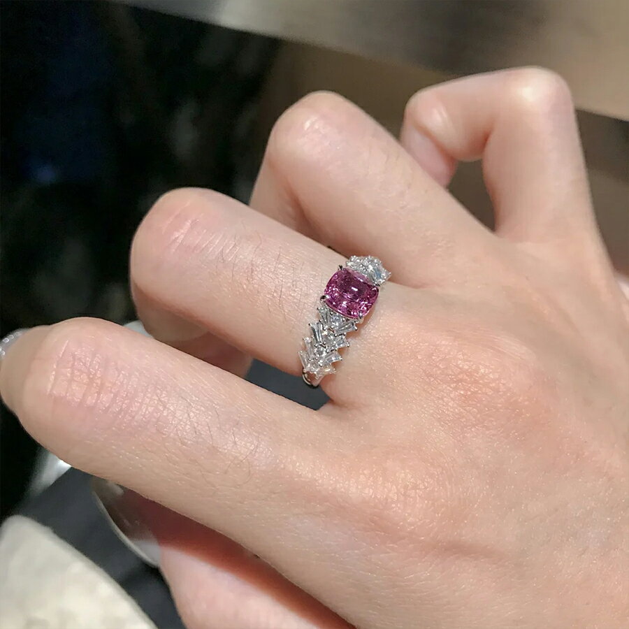 アイテム説明 商品説明 指につけるだけで目を惹くデザインリングです。 幅広いコーディネートに活躍します。 素材 合金,ジルコニア中国製 カラー シルバー サイズ ［FREE］ 幅：0.3cm トップ：0.8×0.8cm ※サイズは全てスタッ...