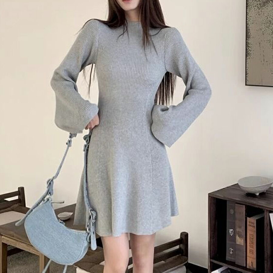 アイテム説明 商品説明 シンプルで合わせやすい膝上丈リブニットワンピース 袖口と裾は広がったフレアシルエット。 タイトめなボディシルエットにボリュームをプラスします。 膝上丈なので、ショートブーツやロングブーツとの相性が抜群です。 素材 ア...