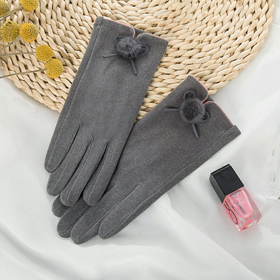 アイテム説明 商品説明 きれいめなコーディネートにぴったりの大人っぽい細身ストレッチ手袋です。 ニットの手袋だとちょっとカジュアルすぎる、というときに一つ持っていると重宝。 両手人差し指先がスマホに対応しているので便利です。 ストレッチスエ...