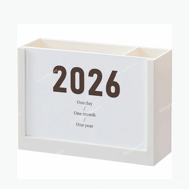 【2 in 1 ペンホルダー＆カレンダー】この多機能ペンホルダーは、交換可能な2026年カレンダーを内蔵したユニークなデザインが特徴です。年間カレンダーが付属しており、翌年のリフィルを簡単に交換して使い続けることができます。デスクトップにシ...