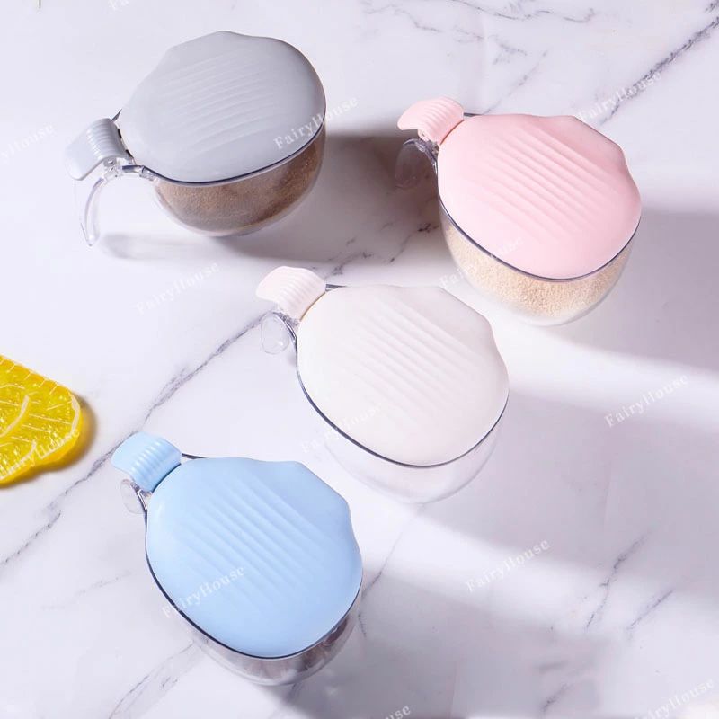 商品詳細きつく閉めた蓋でも、軽く押すだけで簡単に開けられます。たっぷり入るサイズで、普段使いの様々な調味料をたっぷり収納できます。材質：本体：プラスチック、蓋：PET、シーリング：シリコン、スプーン：強力マグネット耐熱温度：-20〜70℃容...