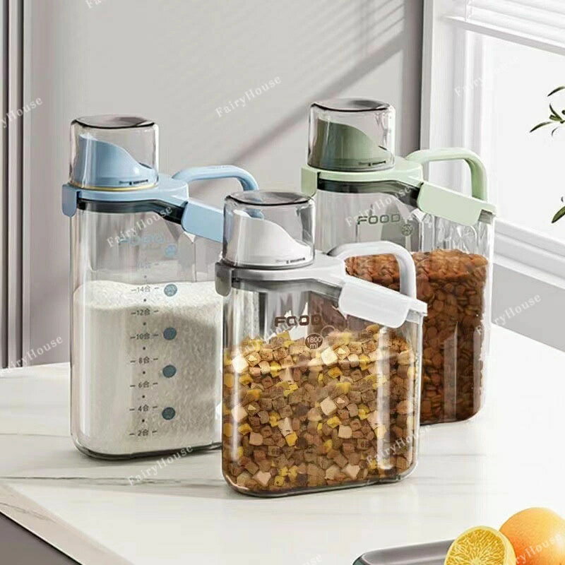 【計量カップ付き】蓋部分は計量カップとしても使用でき、食材の使用量を簡単に測定可能。使用しない時は瓶口を覆って埃を防ぎ、清潔を保ちます。【透明デザイン】シンプルで透明なデザインにより、どんなキッチンにもマッチし、中の残量を一目で確認できます...
