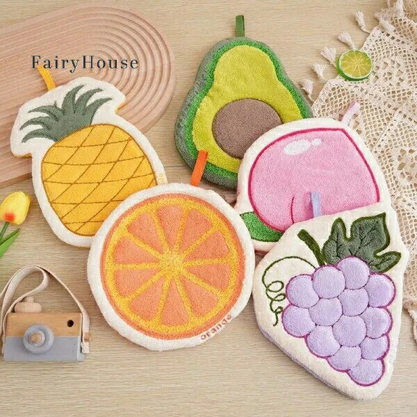 【合理的な吊り下げデザイン】コンパクトな吊り下げ式で収納スペースを節約。必要な時にすぐ手に取れる便利さです。【多彩な使用シーン】キッチンのハンドタオルとして、あるいはおしゃれなインテリア小物として、毎日の生活に彩りを加えます。※注意: 照明...