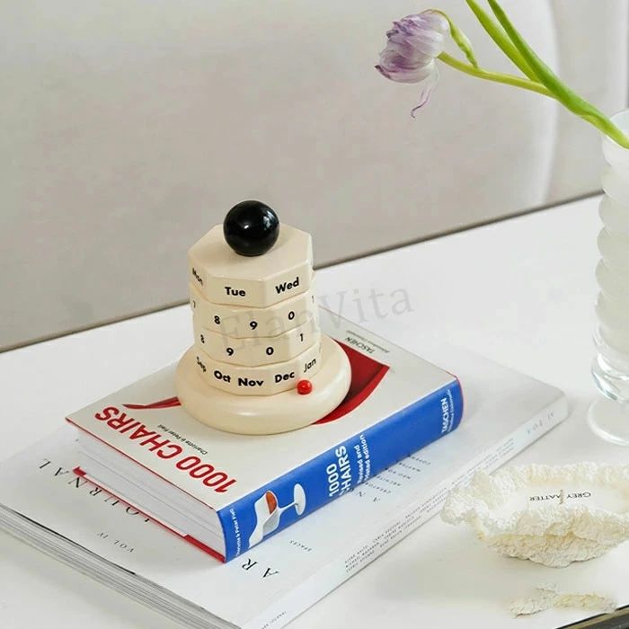 説明文【商品詳細】●商品名：万年カレンダー●サイズ：直径約11×高さ約13.5cm●生産国：中国●ご注意：簡易外装で発送いたします。　　　　 外装は外国語となります。【ご注意】 ●カラーについてお品物の色合いは、写真撮影、パソコン画面表示等...