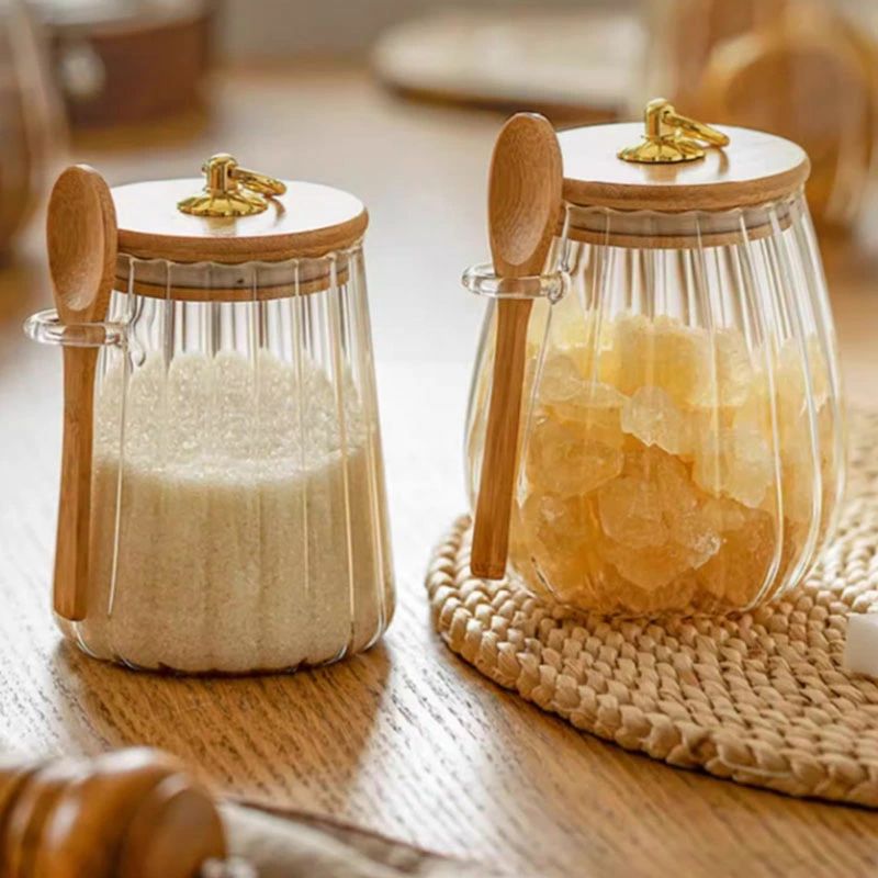 【商品コード】：y558225【カラー】タイプA、タイプB素材：ガラス、竹【この商品について】【汎用性とデザイン】塩、コショウ、スパイス、砂糖など様々な調味料に対応しており、その使用は非常に広範囲です。シンプルかつモダンなデザインは、どんな...