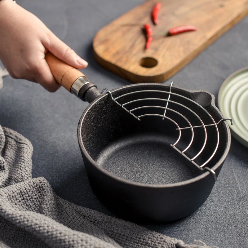 【鍋材質】鉄サイズ：17cm ：口径17cm、高さ8cm、取っ手部分19cm、全長36cm／重さ：1.5kg；19cm：口径19cm、高さ8cm、取っ手部分19cm、全長38cm／重さ：1.7kg。【優れた蓄熱性】厚みのある鋳物 揚げ鍋です...