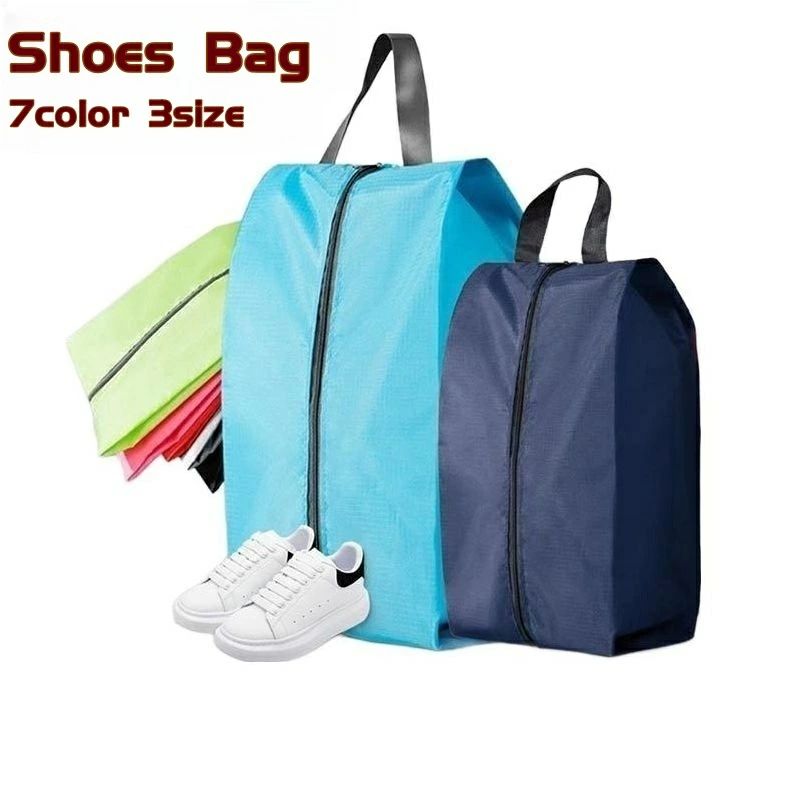 取っ手付きで靴の持ち運びに便利なシューズバッグです。出し入れしやすいフロントジッパータイプ♪使わない時はコンパクトに折り畳めて省スペース。お家での靴整理・旅行・部活・ジム通いなど様々なシーンでお使い頂けます◎ 【サイズについて】画像をご参照...
