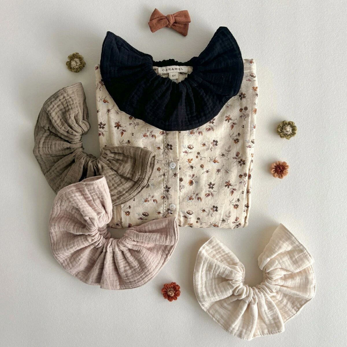 ボタンなしで付け外しがラクラク♪付け襟のようなフリルデザインがキュートなベビースタイ。裏表、前後がないので着用時にくるくる回ってしまっても気にならずノンストレス！ 【カラーについて】生産ロットにより柄の出方や色の濃淡が異なる場合がございます...