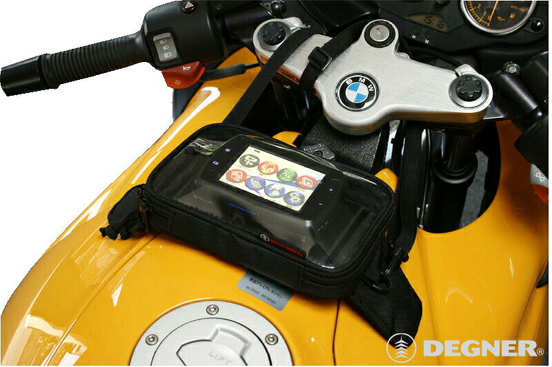 'メーカー品番 NB-18 SIZE ：縦12×横18×厚み3（cm） （吸盤フラップ部含まず） 付属品 ：クランプベルト・脱落防止ベルト ：レインカバー標準装備 容量 ：0.6L 素材 ：POLY600D 取付け簡単！吸盤式ナビタンクバッ...