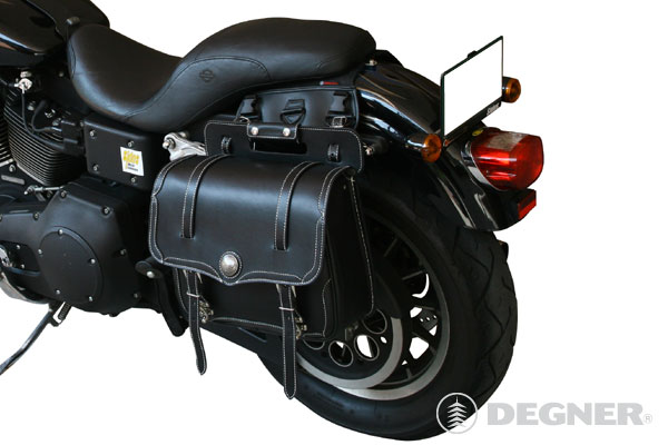 'メーカー品番　SB-30　SIZE ：縦31×横37×幅13(cm) 　内容量 ：12L 　素材 ：COW 　スマートフェイスレザーサドルバッグ●デグナーでは革質とデザインにこだわります。●荷物を入れるだけがバッグの機能ではないからです。...