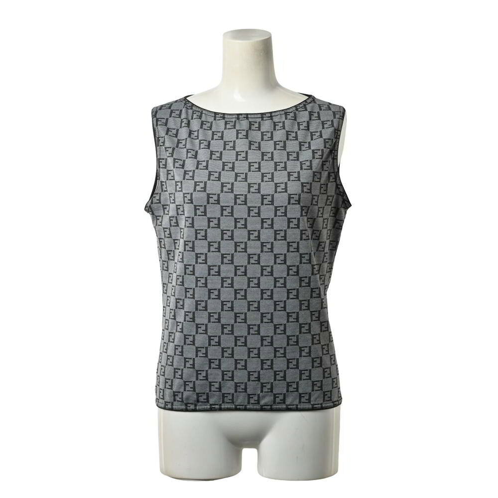 ブランド FENDI 品名 ヴィンテージ ズッカ柄 ノースリーブ トップス 表記サイズ 42 実寸 肩幅約32cm×身幅約41cm×着丈約49.5cm 素材 ポリアミド92%スパンデックス8% 商品状態 美中古品 型番 - 付属品 - コメ...