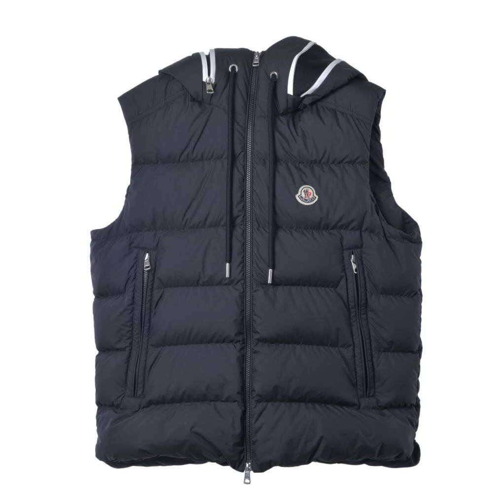 ブランド MONCLER 品名 CARDAMINE ロゴフード ダウンベスト 表記サイズ 3 実寸 肩幅約44.5cm×身幅約56cm×着丈(襟下より計測)約65cm 素材 表地：ポリエステル100%　裏地：ポリエステル100%　詰物：ダウ...