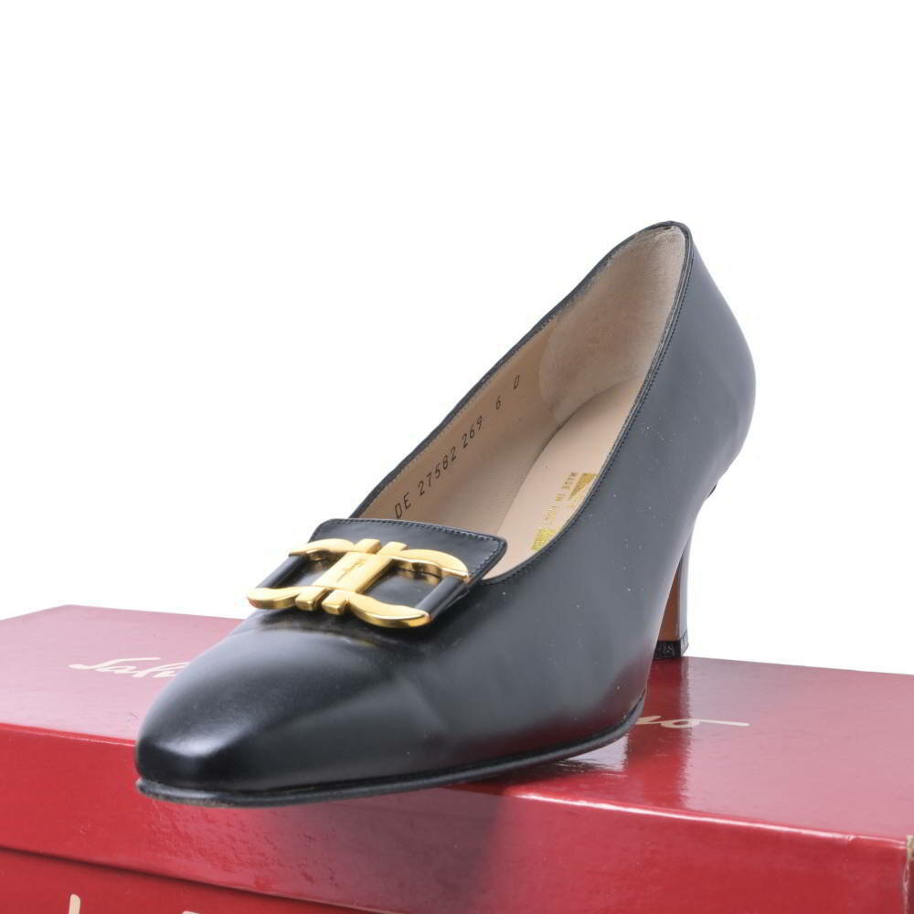 ブランド Salvatore Ferragamo 品名 NAVARRA レザー ヒール パンプス 表記サイズ 6 実寸 アウトソール約24.5cm×ワイズ(横幅)約7.5cm×ヒール約6.5cm 素材 レザー 商品状態 履きシワ・トップリフ...