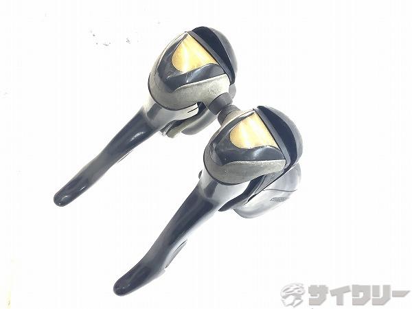 製品情報カテゴリドライブトレイン シフター デュアルコントロールレバー メーカーシマノ年式-色状態ランクD(年式相応のキズあり)送料サイズ小型サイズクランプ径：23.8-24.2パーツ対応段数：2×9s変速方式：ワイヤー対応ブレーキ規格：サ...