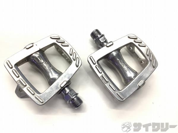 製品情報カテゴリペダル関連 ペダル フラットペダル メーカー三ヶ島年式-色状態ランクD(年式相応のキズあり)送料サイズ小型サイズパーツ色：シルバー状態コメント中古商品でございます。使用感、傷、汚れがございます。削れがみられます。軸にがたつき...