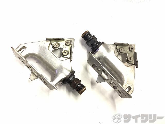 製品情報カテゴリペダル関連 ペダル トゥクリップペダル メーカーシマノ年式-色状態ランクD(年式相応のキズあり)送料サイズ小型サイズパーツ色：シルバー状態コメント中古商品でございます。使用に伴う傷、汚れ、使用感がございます。軸に錆がございま...