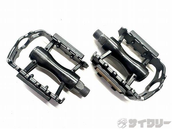 製品情報カテゴリペダル関連 ペダル フラットペダル メーカー不明年式-色状態ランクD(年式相応のキズあり)送料サイズ小型サイズパーツ色：ブラック状態コメント中古商品でございます。使用感、傷、汚れがございます。削れ、リフレクターにぐらつきがみ...
