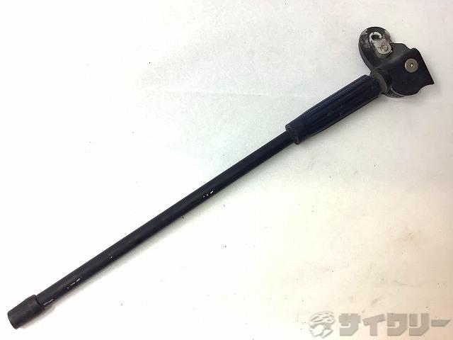 製品情報カテゴリ用品類 スタンド キック・センタースタンド メーカー不明年式-色状態ランクD(年式相応のキズあり)送料サイズ小型サイズ対応ホイールサイズ：700cパーツ取付方法：クイック色：BLK状態コメント中古商品です。使用感傷等見受けら...