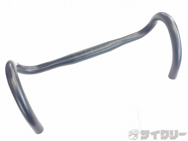 製品情報カテゴリハンドル関連 ハンドル ドロップ メーカージャイアント年式-色状態ランクC(少々キズあり)送料サイズ小型サイズハンドル幅：約400mm（エンドC-C実測）クランプ径：31.8mmパーツ色：ブラック状態コメント中古商品でござい...