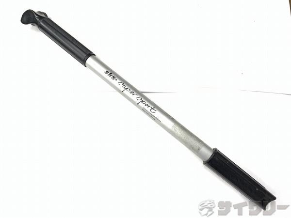 製品情報カテゴリ用品類 空気入れ、ポンプ 携帯ポンプ メーカーSKS年式-色状態ランクD(年式相応のキズあり)送料サイズ小型サイズパーツバルブ規格：仏式エアゲージ有無：無し状態コメント中古商品でございます。使用に伴う傷、汚れ、使用感がござい...