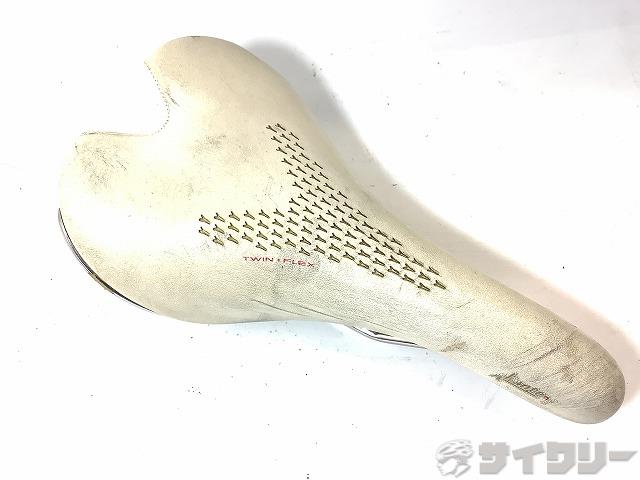 製品情報カテゴリサドル関連 サドル メーカーフィジーク年式-色状態ランクC(少々キズあり)送料サイズ小型サイズパーツK:IUMレール状態コメント中古商品です。使用感傷とう見受けられます。その他FIZIC