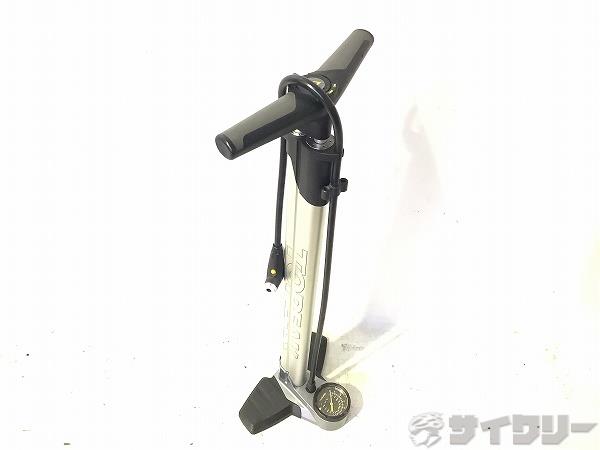 製品情報カテゴリ用品類 空気入れ、ポンプ フロアポンプ メーカートピーク年式-色状態ランクD(年式相応のキズあり)送料サイズ小型サイズパーツ色：シルバーバルブ規格：仏式/米式エアゲージ有無：有状態コメント中古商品でございます。使用感、傷、汚...