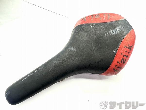 製品情報カテゴリサドル関連 サドル メーカーフィジーク年式-色状態ランクD(年式相応のキズあり)送料サイズ小型サイズパーツ色：ブラック/レッドレール材質：MANGANESE状態コメント中古商品でございます。使用に伴う傷、汚れ、使用感がござい...