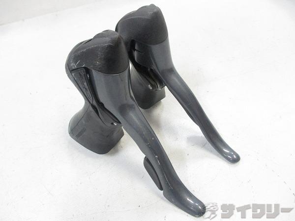 製品情報カテゴリドライブトレイン シフター デュアルコントロールレバー メーカーシマノ年式-色状態ランクD(年式相応のキズあり)送料サイズ小型サイズクランプ径：23.8mmパーツ対応段数：2×8s変速方式：ワイヤー対応ブレーキ規格：サイドプ...