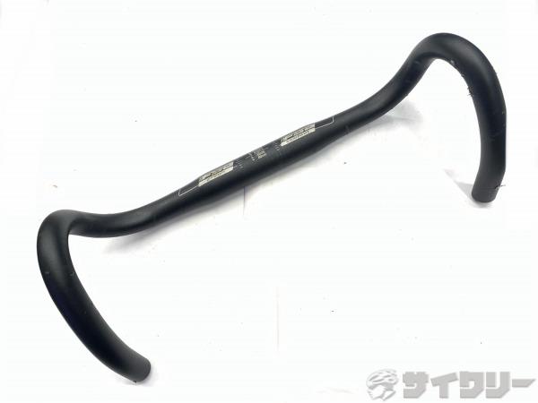 製品情報カテゴリハンドル関連 ハンドル ドロップ メーカーFSA年式-色状態ランクD(年式相応のキズあり)送料サイズ小型サイズハンドル幅：約400mm（エンドC-C実測）クランプ径：31.8mmパーツ色：ブラック状態コメント中古商品でござい...