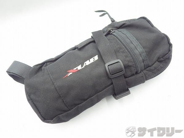 製品情報カテゴリ用品類 バッグ類（車体用） サドルバッグ メーカーXLAB年式-色状態ランクC(少々キズあり)送料サイズ小型サイズサイズ：230m x 100mm x 40パーツ色：ブラック状態コメント中古商品でございます。使用に伴う、キズ...