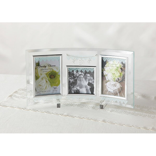 商品説明■クリアのガラスにハート型のチャームが付き。ガラス面にシルバーカラーのレースをプリント。ブライダルにはもちろん、女性に人気のシリーズです。●写真サイズ:サービスサイズL判2枚、スクエア型(約8.9×8.9cm)1枚収納可●卓上用●ア...