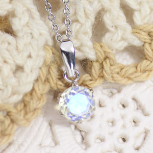 チェーンの販売コーナーコチラです！ こう丸バチカン枠に直結に変更を ご希望のお客様は必ずご覧下さい 材質 K14ホワイトゴールド 石 貼り合わせクォーツ 石の寸法・カット 5ミリ・ラウンド 全体の寸法 約12×5mm バチカンの内径 約4ミ...