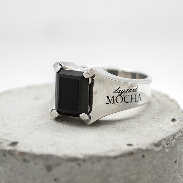 - dagdart MOCHA - シリーズ ダークでいて渋みのある大人の男性をイメージした、【dagdart MOCHA】シリーズ。 シルバーアクセから1度は離れた人に、もう1度身に着けて欲しいアイテムです。 オクタゴンカット（八角形）の...