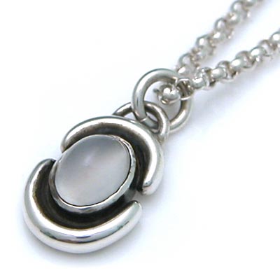 乳白色のやさしいムーンストーンがさりげなく輝くシンプルシルバーペンダント。 ◆シリーズストーン アメジスト ガーネット ムーンストーン ブルートパーズ ■ポスト投函！ポスト投函でお届け※送料無料 アイテムキーワード #dagdart #バン...