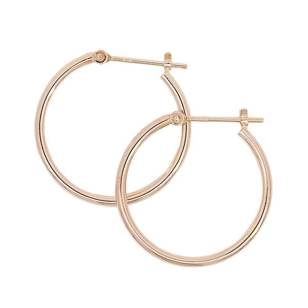 【素材】K18 【石種】天然ダイヤモンド 【石目】12石 合計約0.04ct かわいい蝶々モチーフダイヤピアス 当店のピアスは両耳に1個ずつ、合計2個で1ペアとしてお届けしております。 商品素材に合わせた金種のキャッチとピアス本体のセットで...