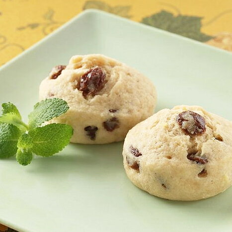 商品情報名称蒸しパン（マーラーカオ）原材料名液卵白（国内製造）、糖類（砂糖、黒砂糖）、小麦粉加工品（小麦粉、植物油脂）、レーズン、液卵、マーガリン、植物油脂、しょうゆ／加工デンプン、膨脹剤、アルギン酸エステル、香料、アナトー色素、（一部に小...