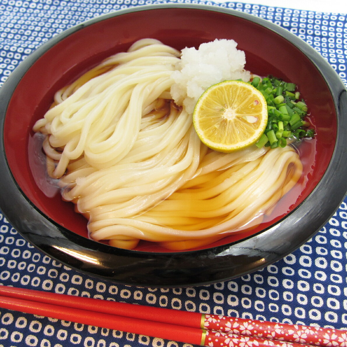 商品情報名称冷凍食品　ゆでうどん原材料名めん（小麦粉（国内製造）、食塩）内容量1250g賞味期限裏面に記載してあります保存方法-18℃以下で保存してください凍結前加熱の有無加熱してありません調理方法凍ったままの麺を沸騰したお湯に入れ、解凍し...