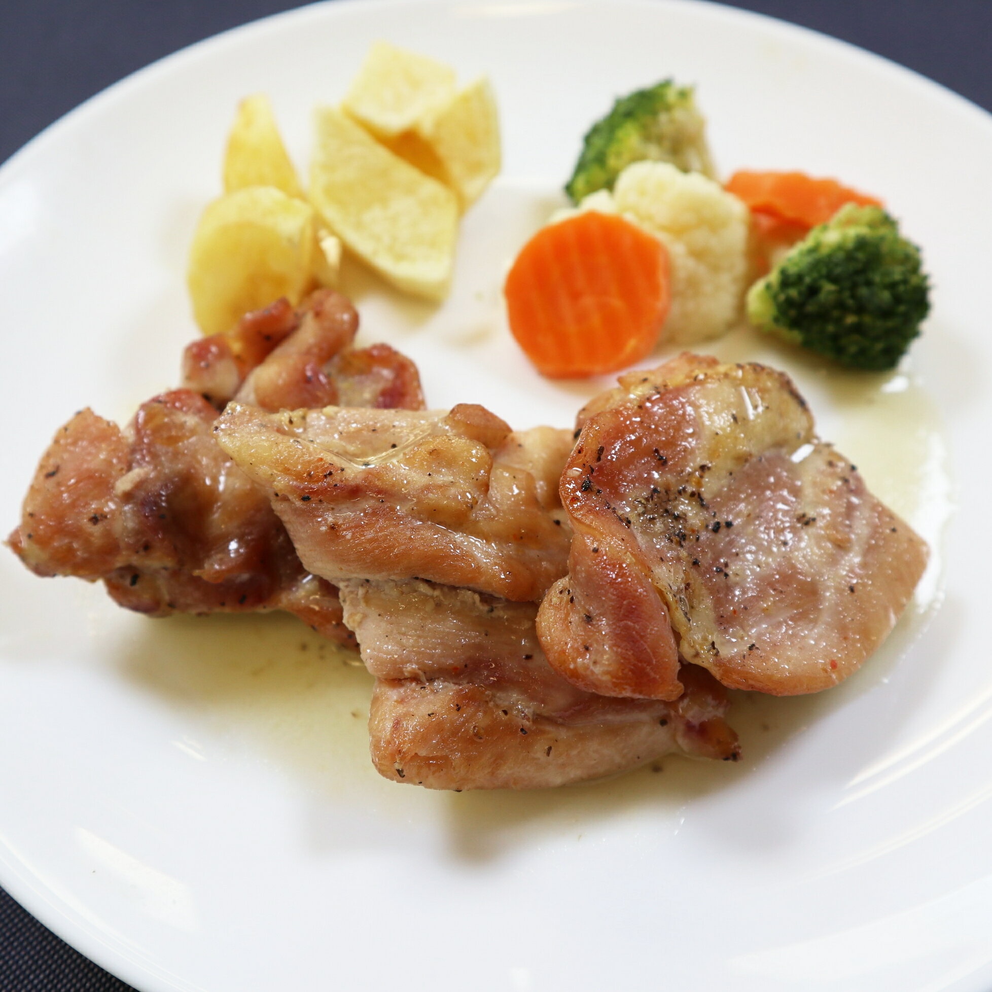 商品情報名称ガーリックバターチキン原材料名鶏肉（タイ産）、調味液（植物油（国内製造）、食塩、コショウ、フライドガーリック、コショウ末、唐辛子、蛋白加水分解物、にんにく末）、バターフレーバーオイル/調味料（アミノ酸等）、乳化剤、香辛料抽出物、...