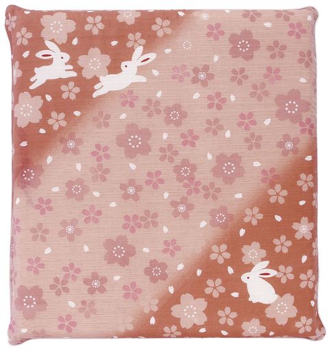 素材:綿100% 大きさは銘仙判(約55x59cm)。最もスタンダードな座布団サイズに対応しています。 ファスナー式で出し入れしやすい。 両面同柄プリント。 サラリとした肌触りの平織り生地。吸水性も良く心地良い肌触り。 オールシーズン使用できる。