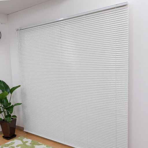 窓 遮熱コーティングなので、赤外線をカットし省エネ効果UP アルミ製なのでサビに強く耐水性に優れています 水に濡れてもスラットの開閉・昇降がスムーズです 2重ラダーコードはスラットの水滴によるくっつきや、風による反転を防ぎます 豊富なサイズ...