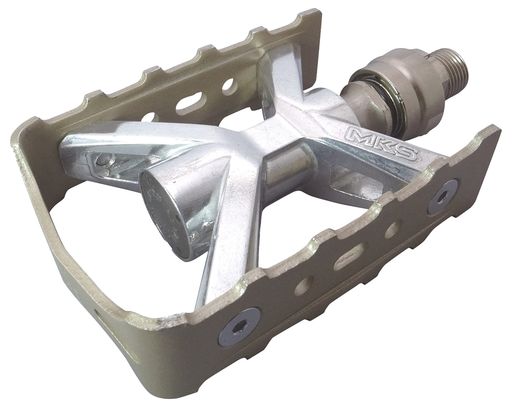 原産国:日本 材質:アルミ、スチール 製品サイズ:踏面 104x70mm、重量:414g(ペア) ペダル軸サイズ:9/16 アルミ製ボディ/両面ペダル。左右セット カップ&amp;コーンベアリング カラー:シルバー イージースーペリアシステ...