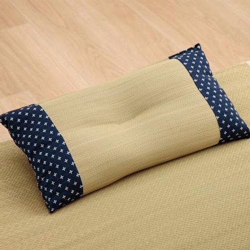 【商品説明】 ヘリにインド綿生地を刺し子調に織り上げた生地を使用した、おしゃれない草のくぼみ平枕です。 【商品特長】国産(九州産)のい草を使用し、やわらかく、すべすべとした肌触りが特長です。 【ここがポイント1】中材に低反発ウレタンチップを...