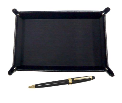 日本製のシボ牛革ペントレイとボールペンのセット ペントレイ(黒)材質:内側布貼り、外側牛革サイズ:185mmx125mmx30mm ペン材質:樹脂サイズ:全長136mmx軸径12mm